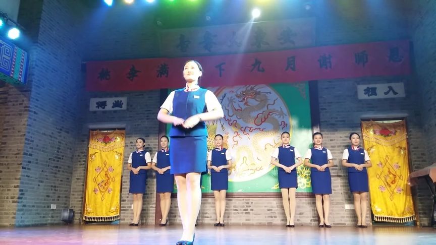 空乘专业大学生的礼仪表演真优美(1)