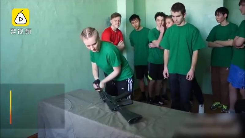 【硬核!俄罗斯课堂教学生组装AK47】11月10日是俄罗斯枪械设计师、...