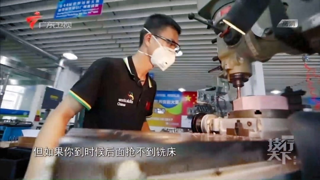 制作模型需掌握各种机器操作,模型多层喷漆,每层只喷0.02毫