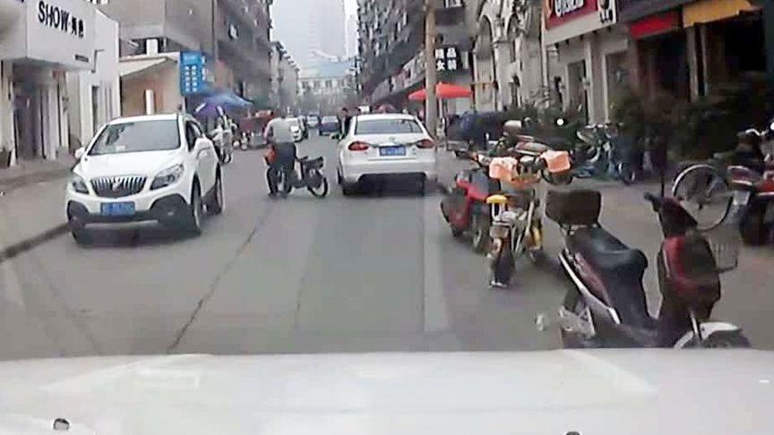 车主等红绿灯却被电动车追尾,骑车人受伤,汽车负全责?