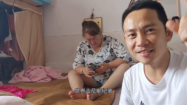 应粉丝要求,老板娘挑战挠脚心憋笑世界吉尼斯纪录,结果狼狈不堪