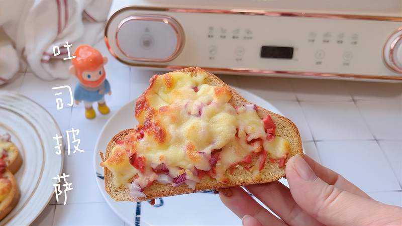 披萨用吐司片就能做,用料简单,烤好香酥掉渣又拉丝,太好吃了