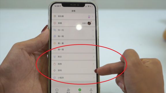 微信有个存放照片和视频的相册,不占手机内存,老人一看就会