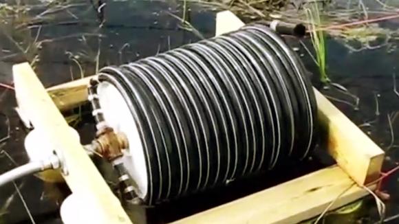 这才是技术!牛人发明不用电的风力抽水泵真厉害