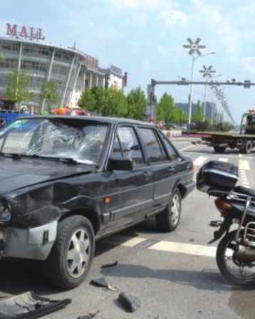 电动车闯红灯,被正常行驶的轿车直接撞翻