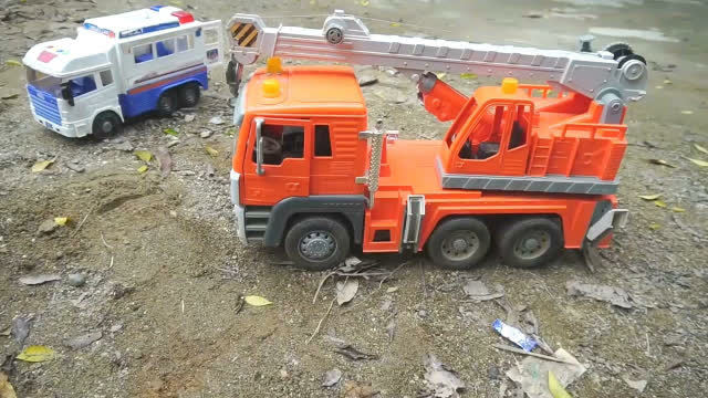 卡通救护车拖车营救被困汽车