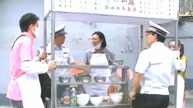 大妈摆摊被城管抓住,美女略施小计,就将其搞定!