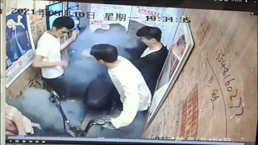 惨不忍睹!电瓶车突然起火瞬间吞噬电梯间,烧伤多人包括一名婴儿