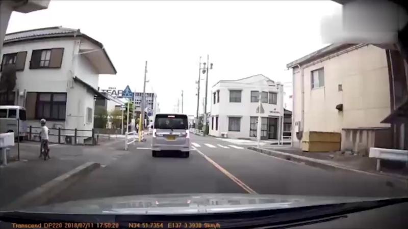 近期在日本,一段行车记录仪的视频在网络上热传。视频中,摄像车为使...