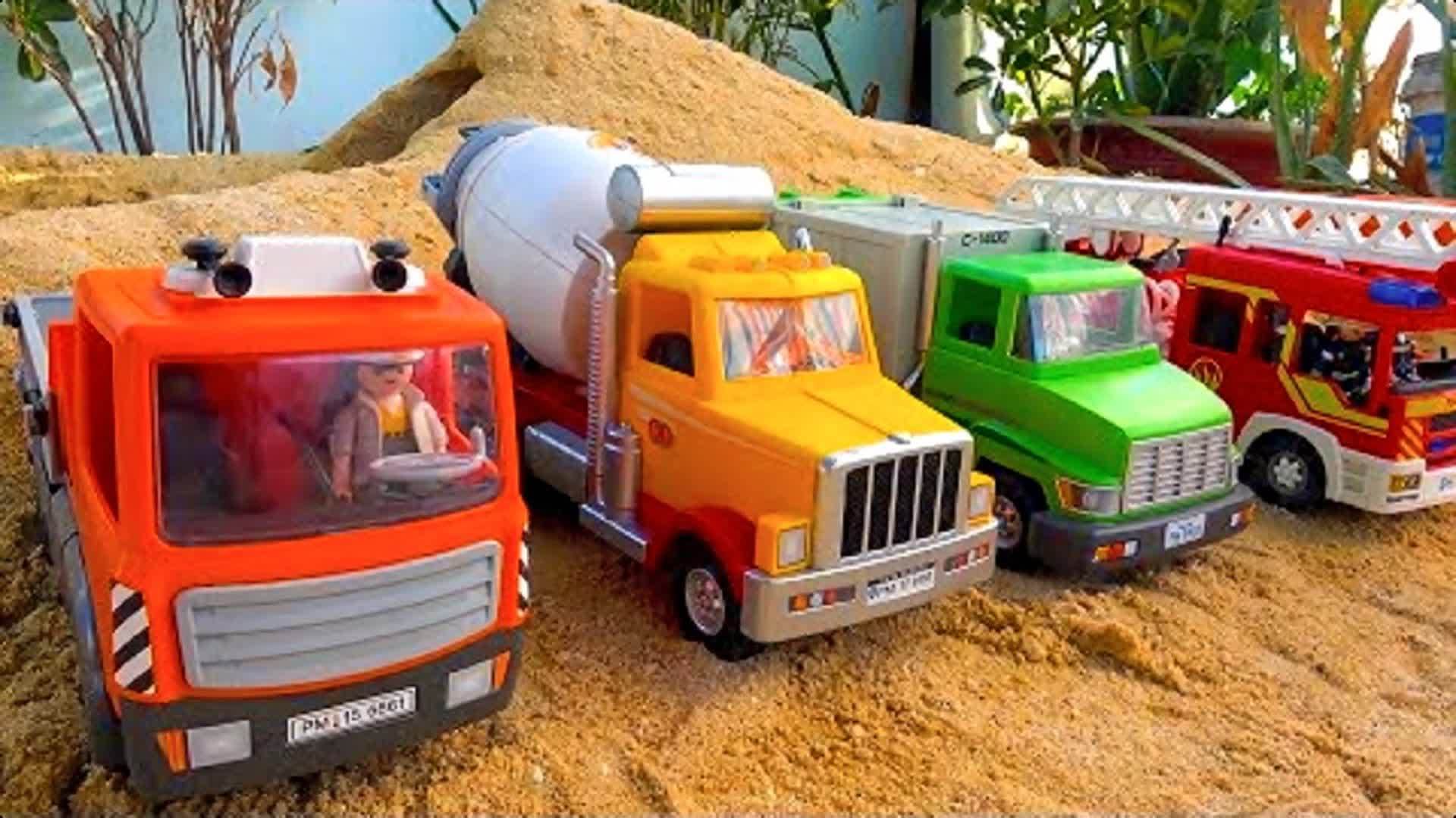汽车动画片:街道玩具汽车拆箱,组装环保车,客车