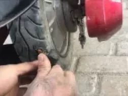 电动车真空胎加了自补胶水依然漏气,师傅教你一招解决漏气烦恼!从此...