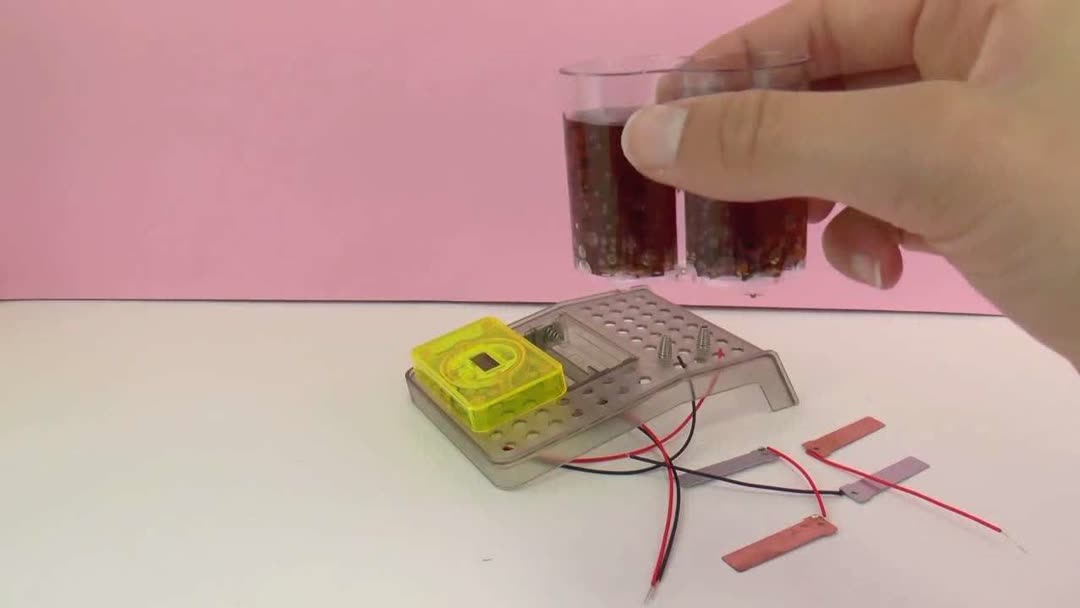 科乐多趣味实验 电子装置可乐通电实验很有趣吧!