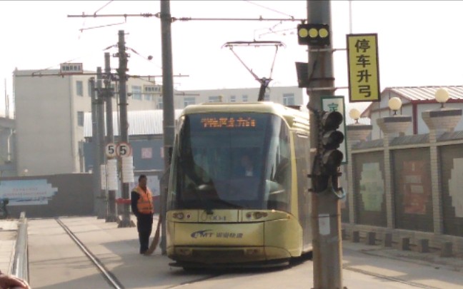 天津唯一的导轨电车进入泰达站,准备折返,开往学院区方向