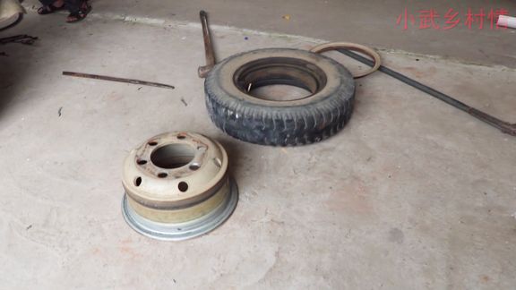 农村大爷专给大货车补轮胎,补一个用半小时,能挣到多少钱呢?