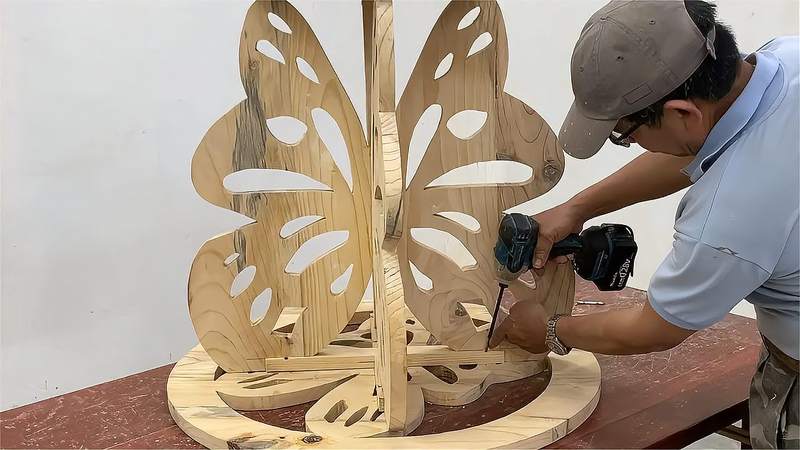 干了半辈子木工活,第一次见这样的绝活,废木料轻松改造成木桌