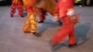 我国传统文化,舞龙舞狮庆中秋。