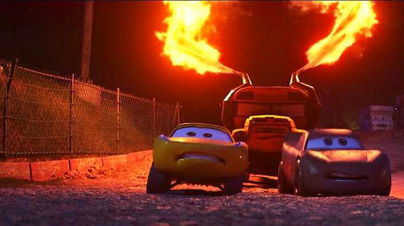 赛车总动员3:麦昆入错比赛场地,参加撞车大赛,这下惨了!