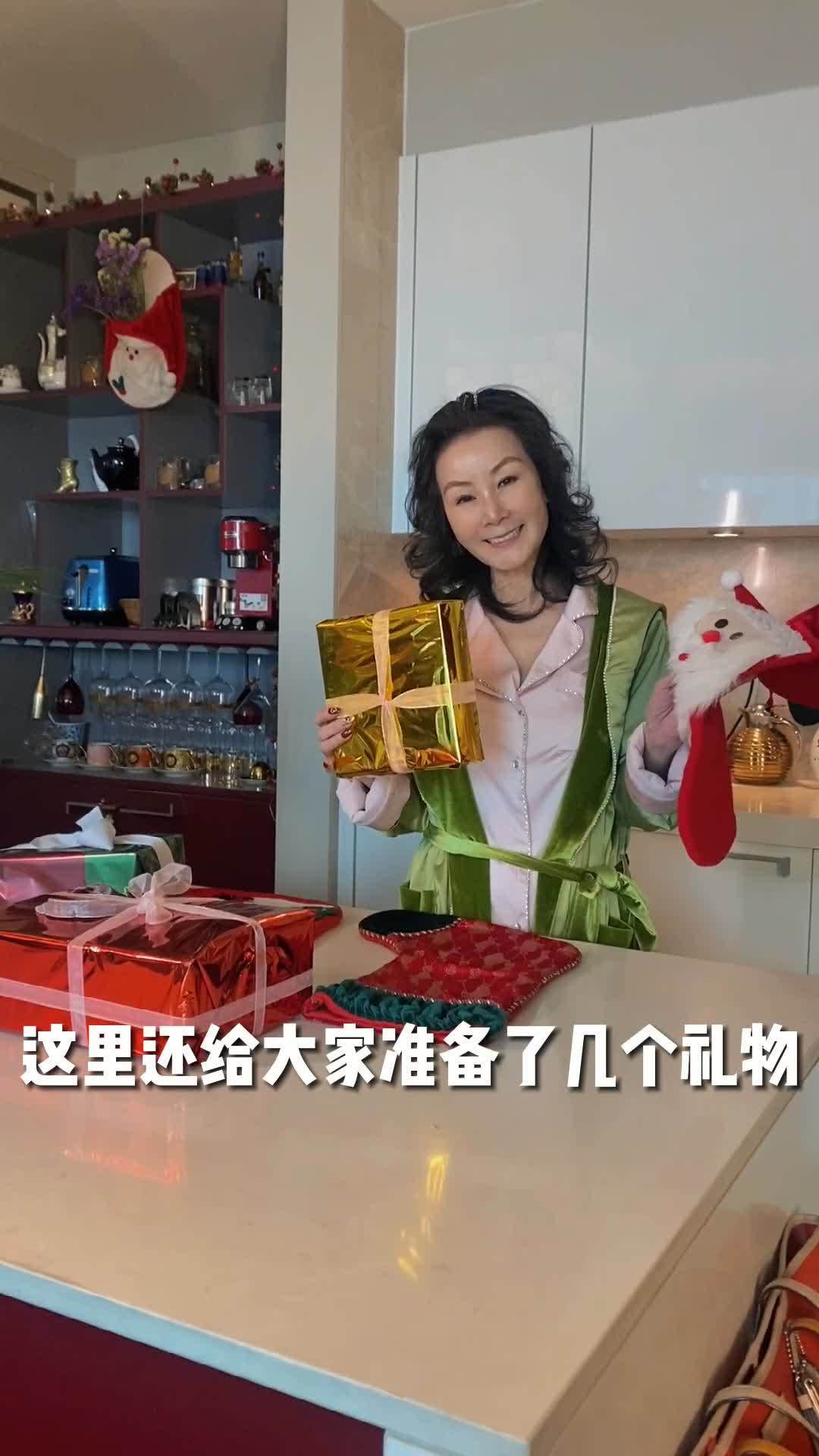 60岁的初雪和热咖啡麋鹿 新年的钟声和倒计时.这些美好和温柔都会...