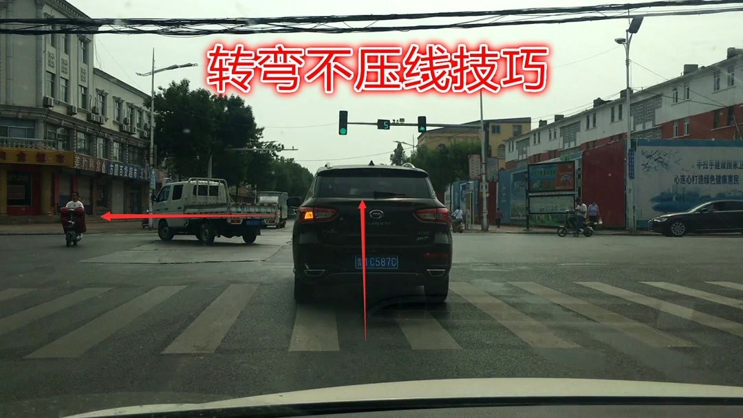开车转弯时,车轮容易压线,现场实录正确做法,新手值得一看