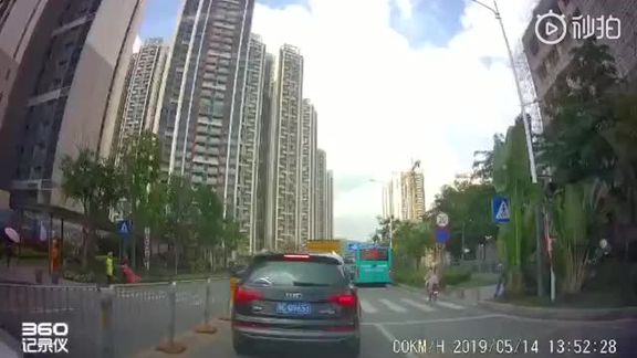 ...因为不是每辆车都能自觉礼让斑马线。为了孩子的安全,过马路一定要...
