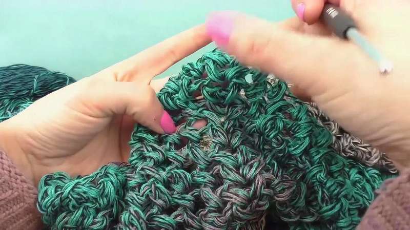 小姐姐用钩针编织一款个性的围巾,简单易掌握