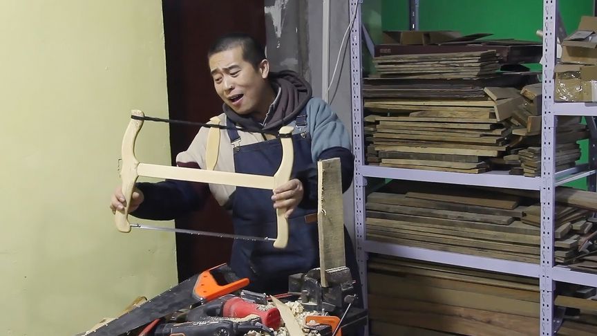 木工小哥设计DIY自制了一把框锯,测试成品后唱起了小曲,预告