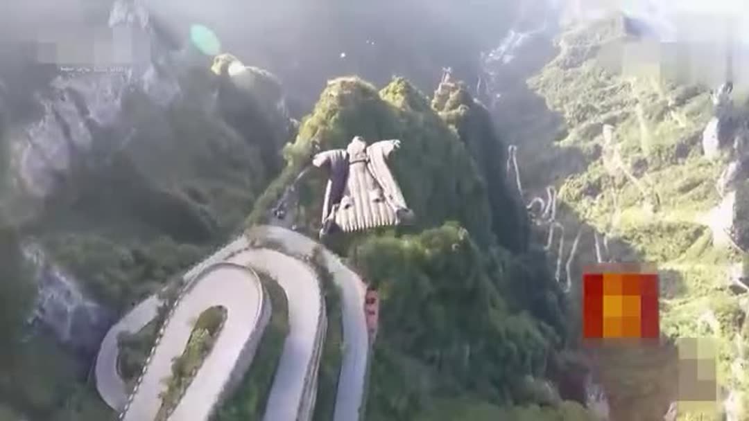 翼装飞行穿越张家界天门山,看的心发慌!