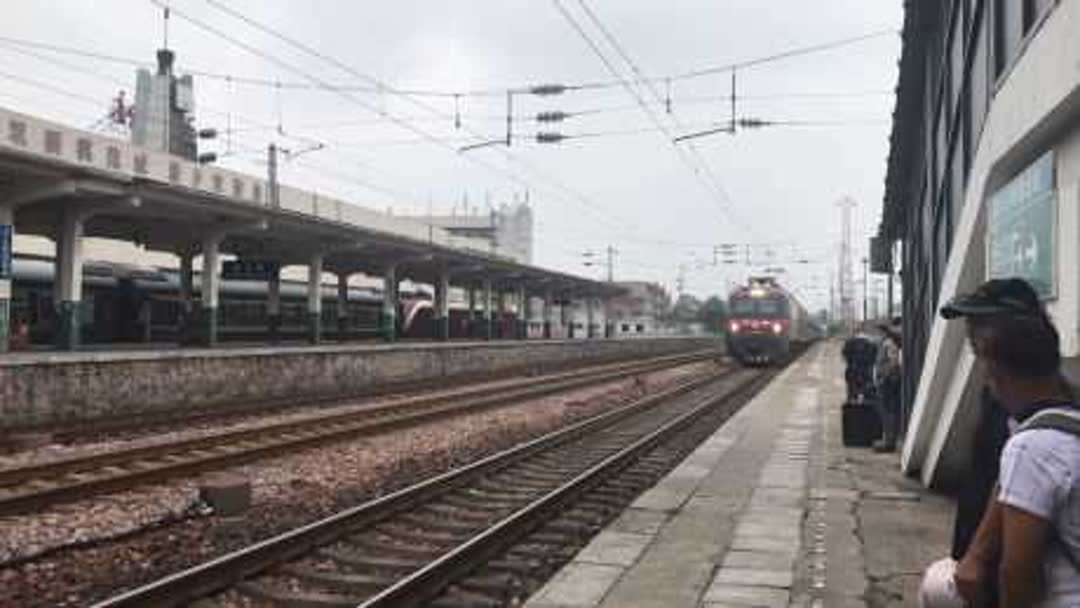 实拍绿皮车进站全过程,还有多少人会选择这种方式出行?