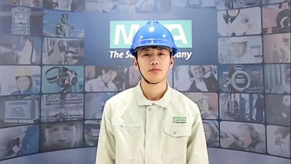 安全帽装配穿戴视频