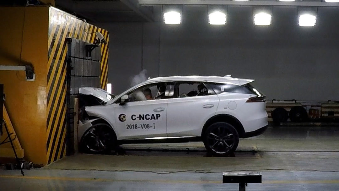 看看比亚迪唐DM以50公里时速正面100%碰撞后会发生什么