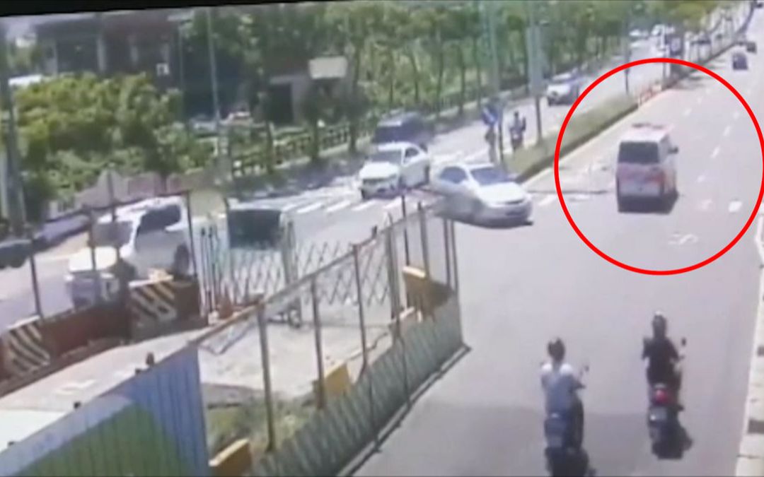 上天眷顾!林志颖撞车后救护车正好经过,路人第一时间上前抢救