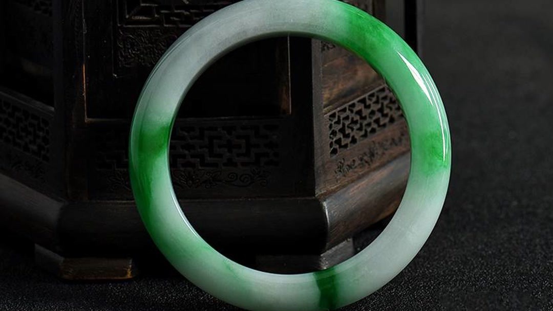 2万买了条假翡翠手镯,教你如何辨别真假。