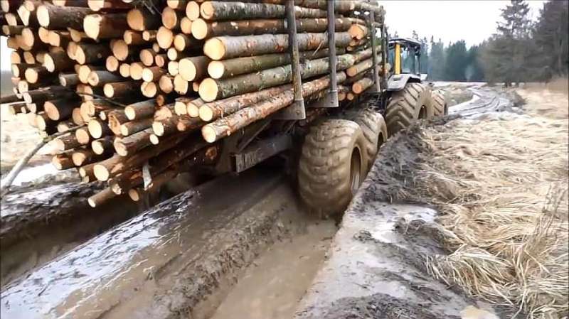 这才是真正的越野汽车,这么泥泞的道路,竟能轻松脱困,太厉害了