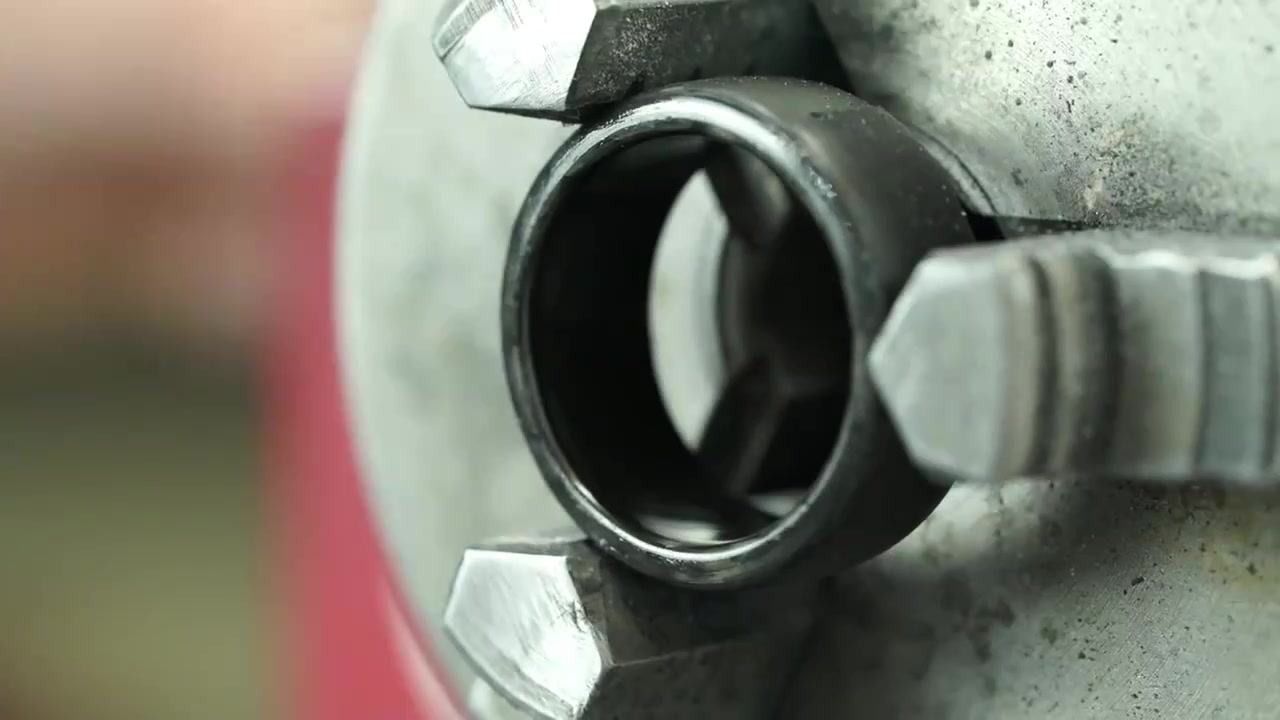 工厂干活趁老板不在,加工一枚戒指,拿回家才发现赚大了