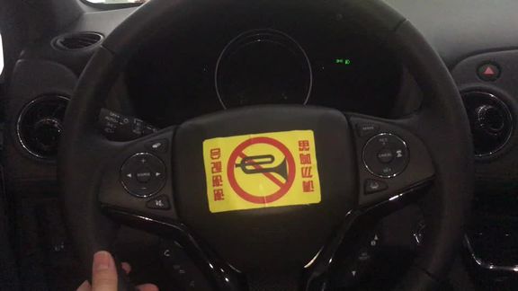 XRV的多功能方向盘,四个区域的功能性按键,操作起来非常的方便快捷!...