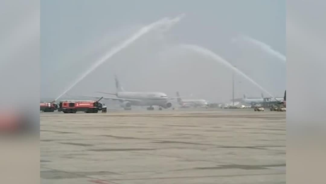 奋战了65天!飞机穿过"彩虹"水门迎接北京医疗队回家