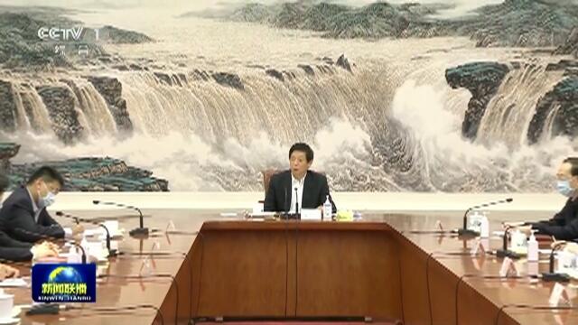 栗战书与全国人大常委会会议列席代表座谈