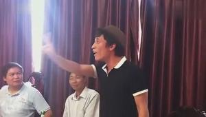 小伙酒桌上即兴表演,模仿众多明星唱歌,太有才了!