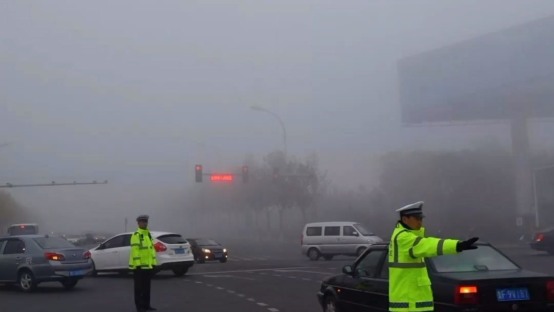 雾天行车怎样才能确保安全?请记住这四点,能避有效免危险发生