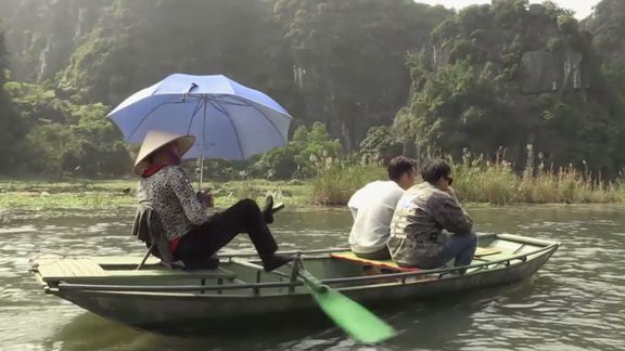 男明星参观越南宁平湖泊,大婶用脚划桨,这是学过“蛤蟆功”?