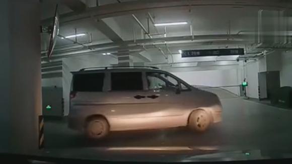 女司机开手动档是如何出地下车库出口的!