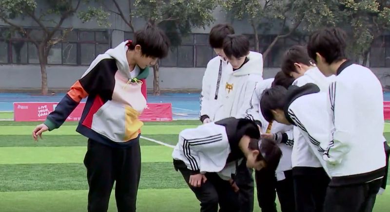 TF家族冬季运动会:李天泽小胳膊翘起来跟个妹子一样!好可爱呀!