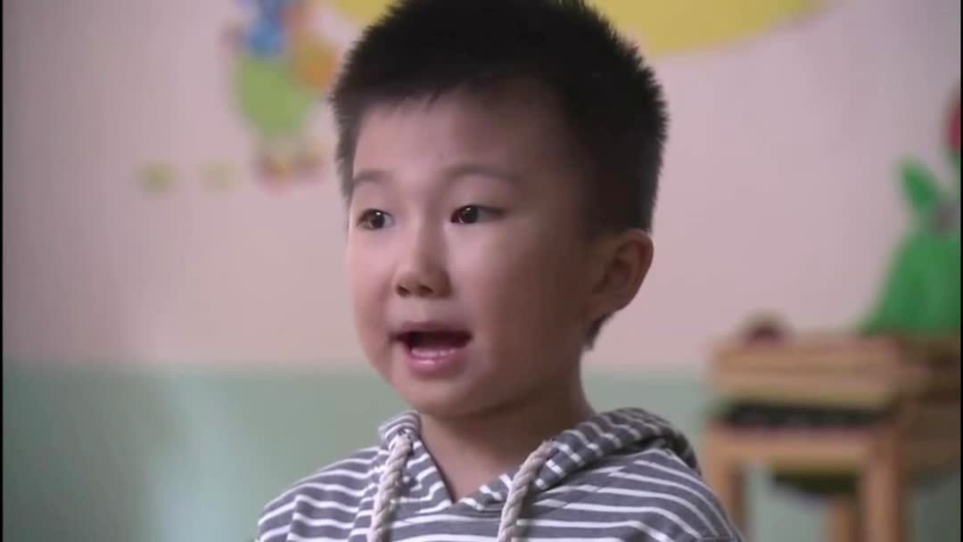 小朋友做自我介绍,当听到别人说母亲是保姆,满满不开心了