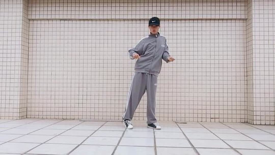 经典的霹雳舞"擦玻璃"技巧,这舞蹈太有年代感了