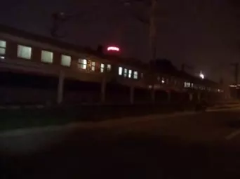 时代弄潮儿骑电瓶车载朱少侠追逐两列火车 K8402次交汇K79次 沪昆线