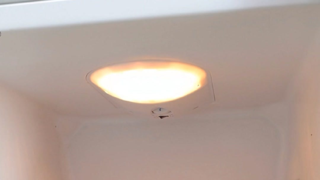 不同季节冰箱的温度也不一样,找到冰箱的小按钮,能省下不少电费