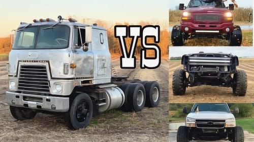 重型卡车的力量有多大?和三台皮卡拔河,眼见为实!