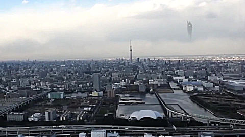 巨型不明飞行物悬浮在城市上空,画面堪比好莱坞大片