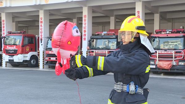 消防测试飘空气球安全性:有摊贩氢气球假称充氦气,遇火爆燃