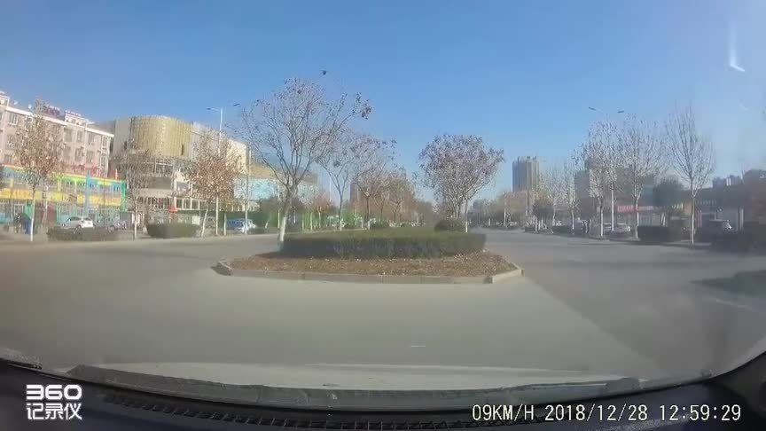 实拍:交通事故现场,这个撞得狠!车子都掉渣了,掉了一地!